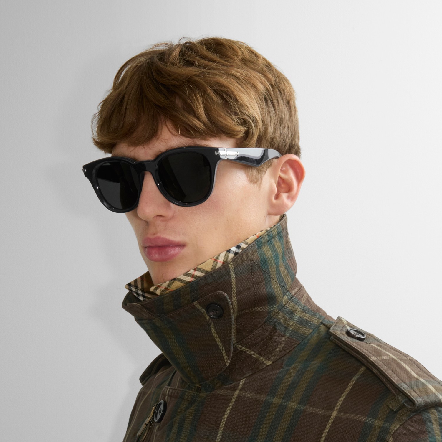 ロゴバー ラウンドサングラス (ブラック) | Burberry®公式サイト ロゴバー ラウンドサングラス (ブラック) | Burberry®公式サイト