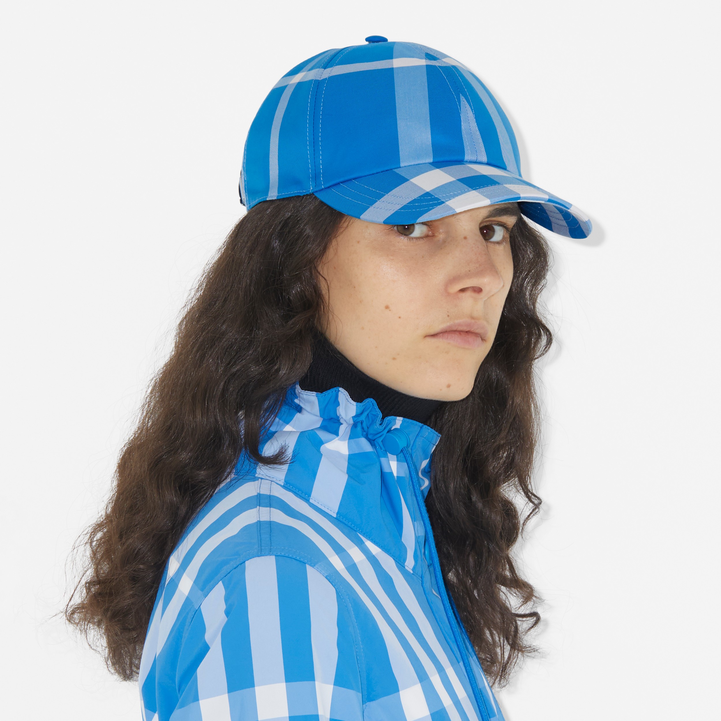 Boné de beisebol de sarja de algodão xadrez (Azul Vívido) | Burberry ... Boné de beisebol de sarja de algodão xadrez (Azul Vívido) | Burberry ...