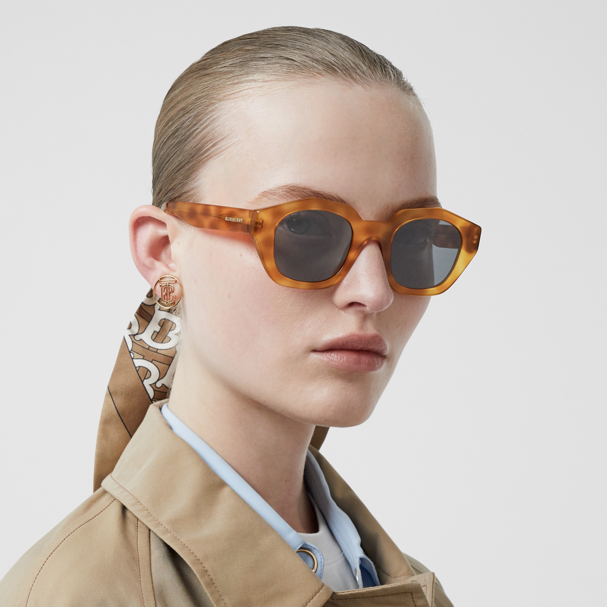 Geometric Frame Sunglasses In Tortoiseshell Amber Women Burberry